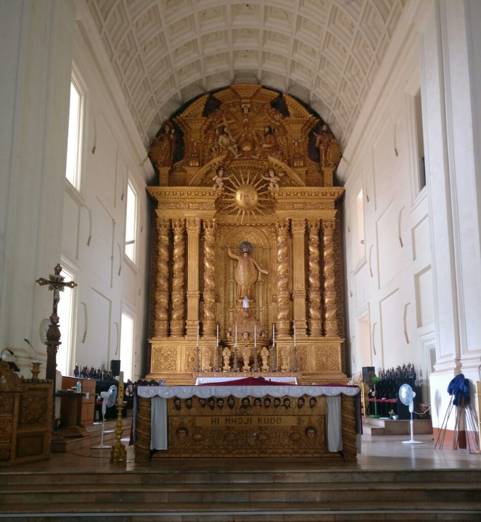 Main_altar_at_the_Basilica_of_Bom_Jesus - Apna Yatra